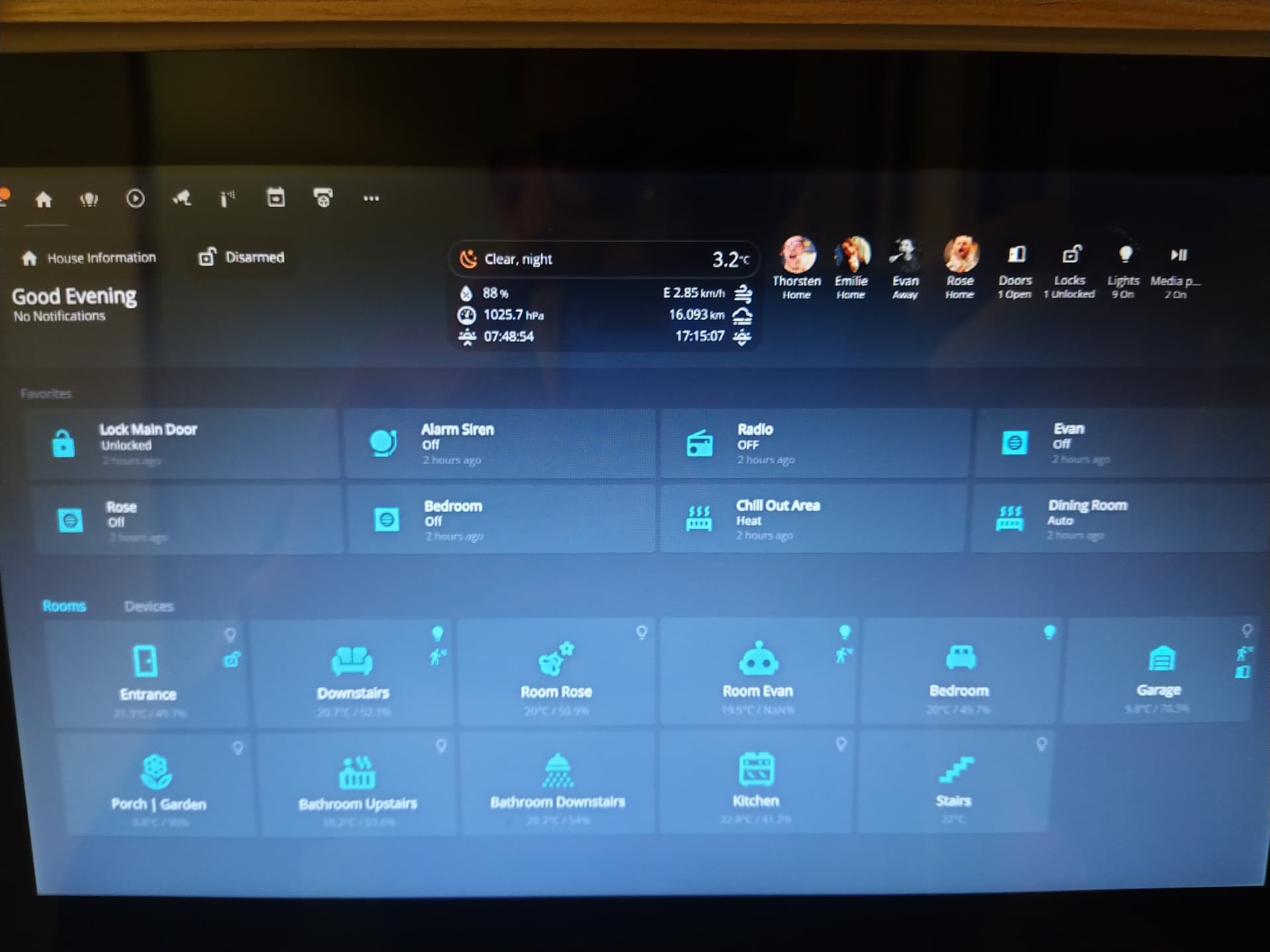 Magnetic tablet wall mount: Elegant, frameless, detachable - Share your ...